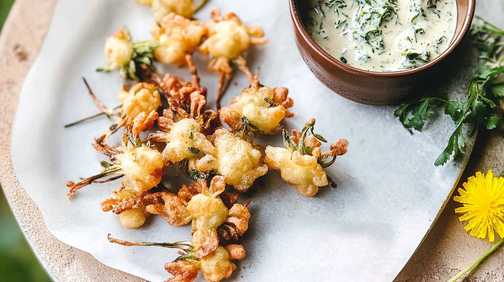 Fritert løvetannblomst med urtedip