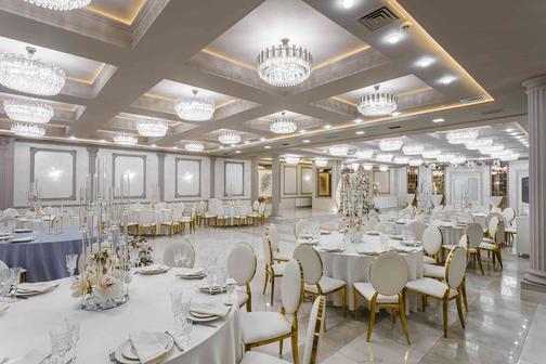 Sala de la etajul al doilea La Vista – Luxul unui bal vienez pentru ...